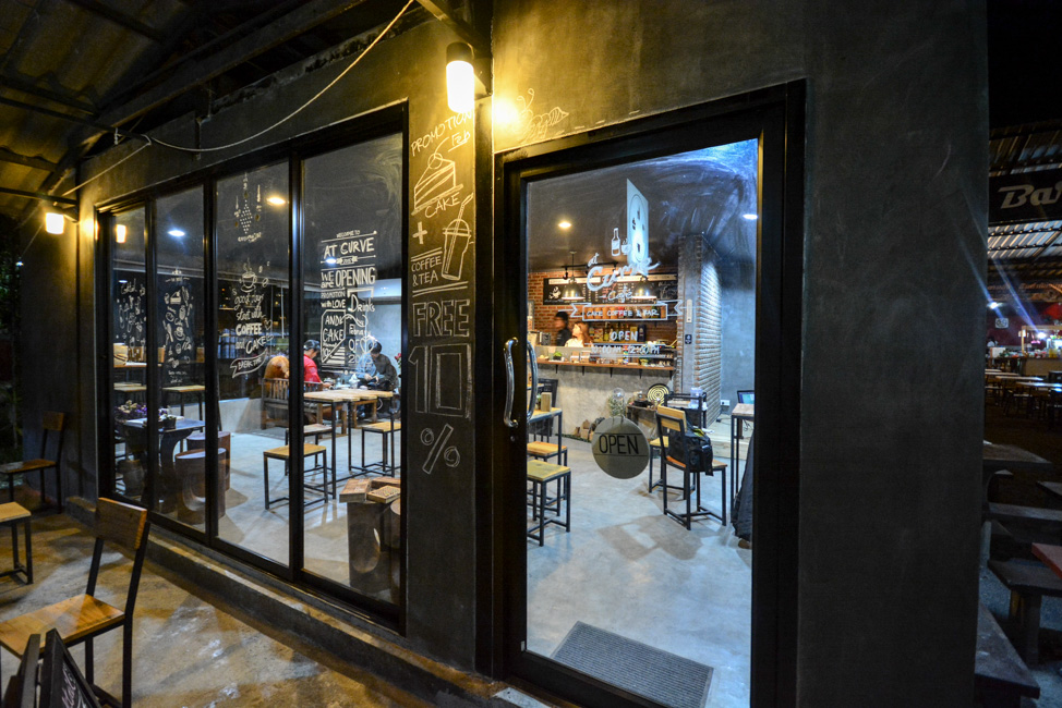ร้านกาแฟ At Curve Cafe' มุมโค้งถนน ที่คนชอบขนมหวานต้องไปชิม