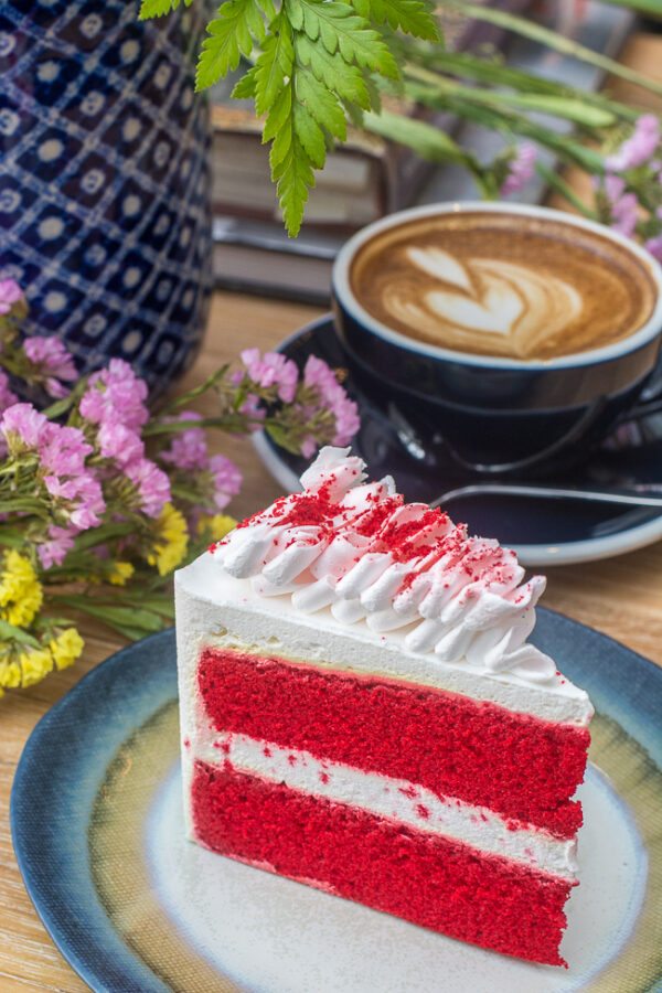 กาแฟรสชาติดี เค้กชิ้นใหญ่สะใจ กับบรรยากาศชิลล์กลางนิมมานที่ Kram Coffee