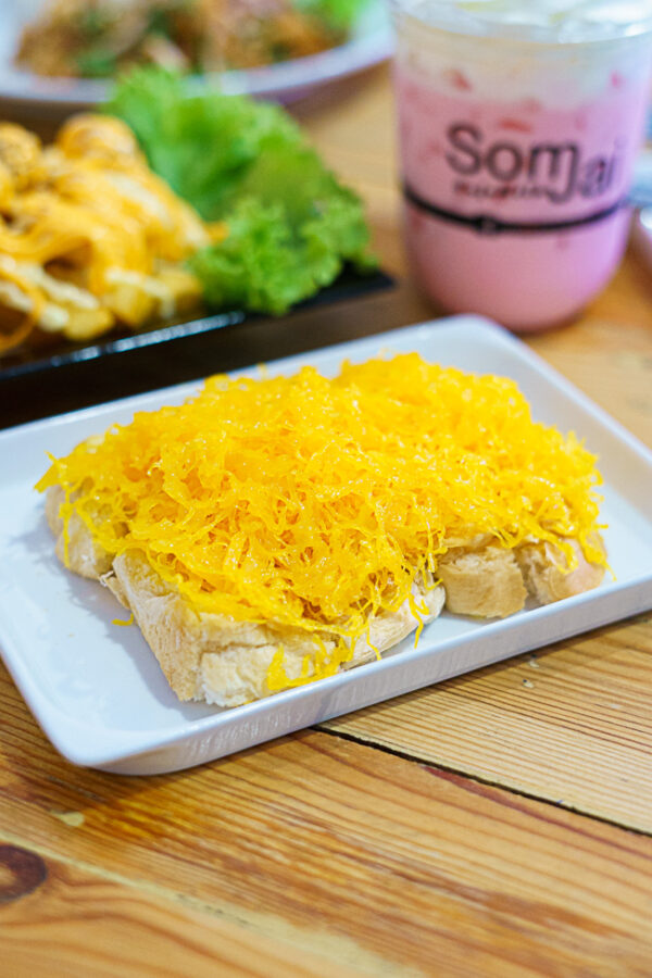 นั่งทำงานชิลล์ ในคาเฟ่บรรยากาศสบาย ขนมเครื่องดื่มพร้อมที่ Somjai Cafe Milk