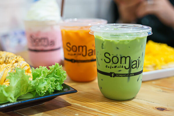 นั่งทำงานชิลล์ ในคาเฟ่บรรยากาศสบาย ขนมเครื่องดื่มพร้อมที่ Somjai Cafe Milk