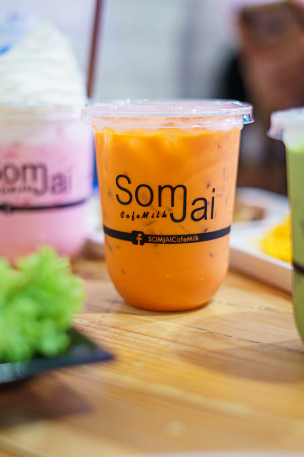 นั่งทำงานชิลล์ ในคาเฟ่บรรยากาศสบาย ขนมเครื่องดื่มพร้อมที่ Somjai Cafe Milk